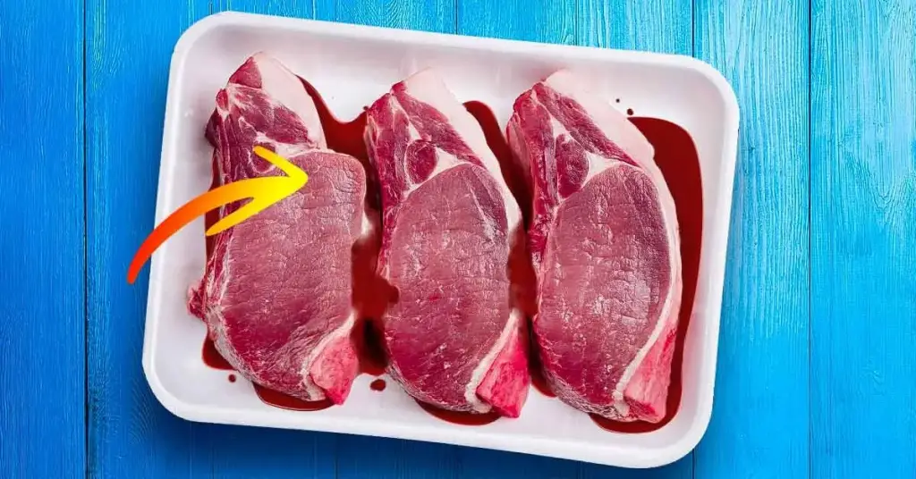 ¿De dónde viene el líquido rojo en el fondo de las bandejas de carne ...