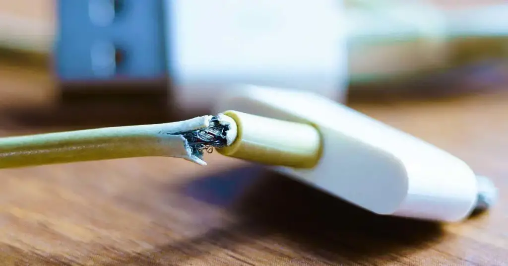 ¿Cómo reparar un cable de celular defectuoso? – Trucos Para Casa